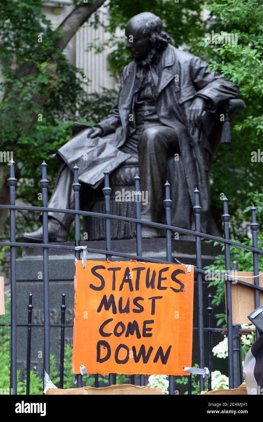 Police statue hi-res stock photography and images - Alamy