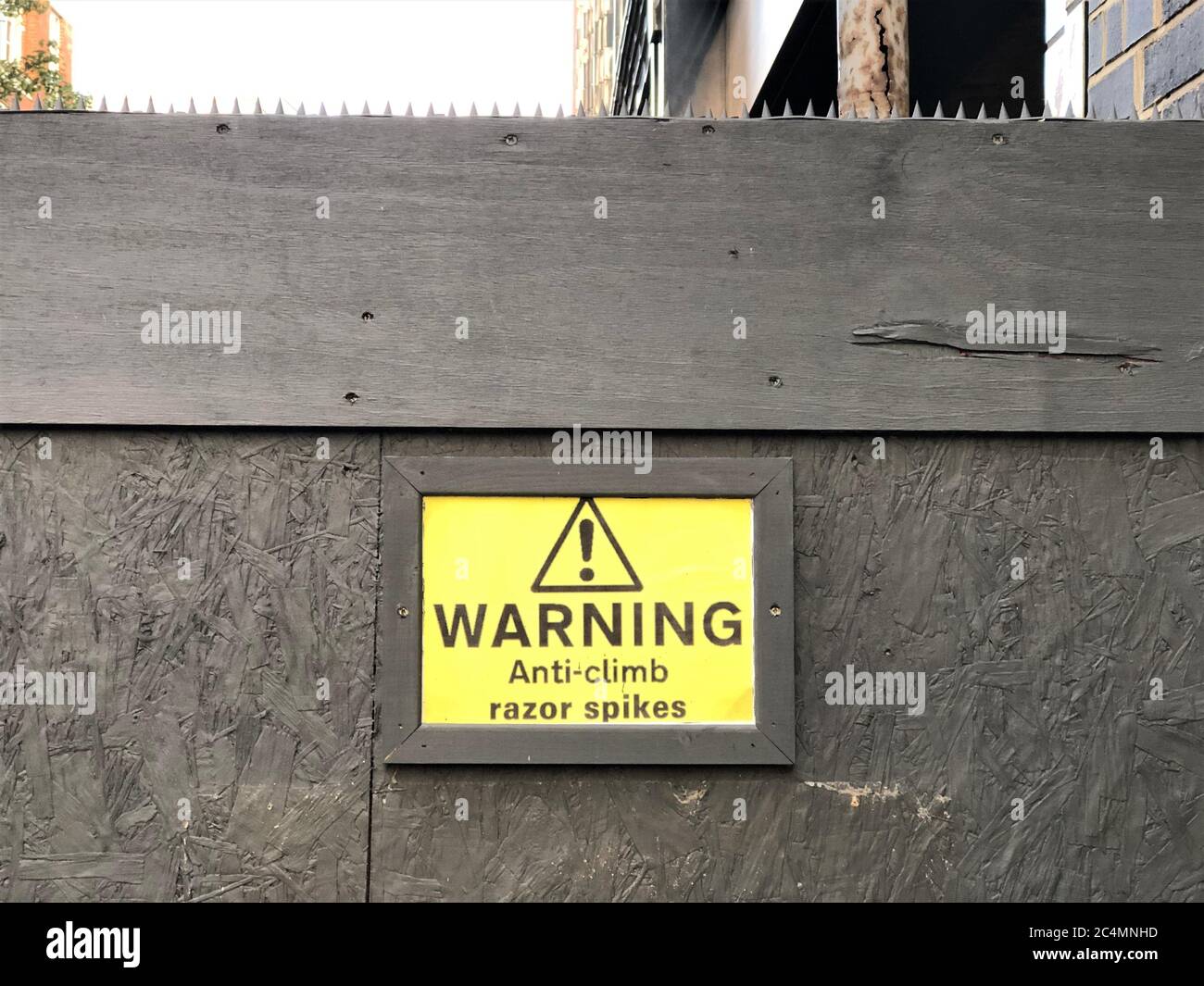Anti climbing spikes warning sign hi-res stock photography and images ...