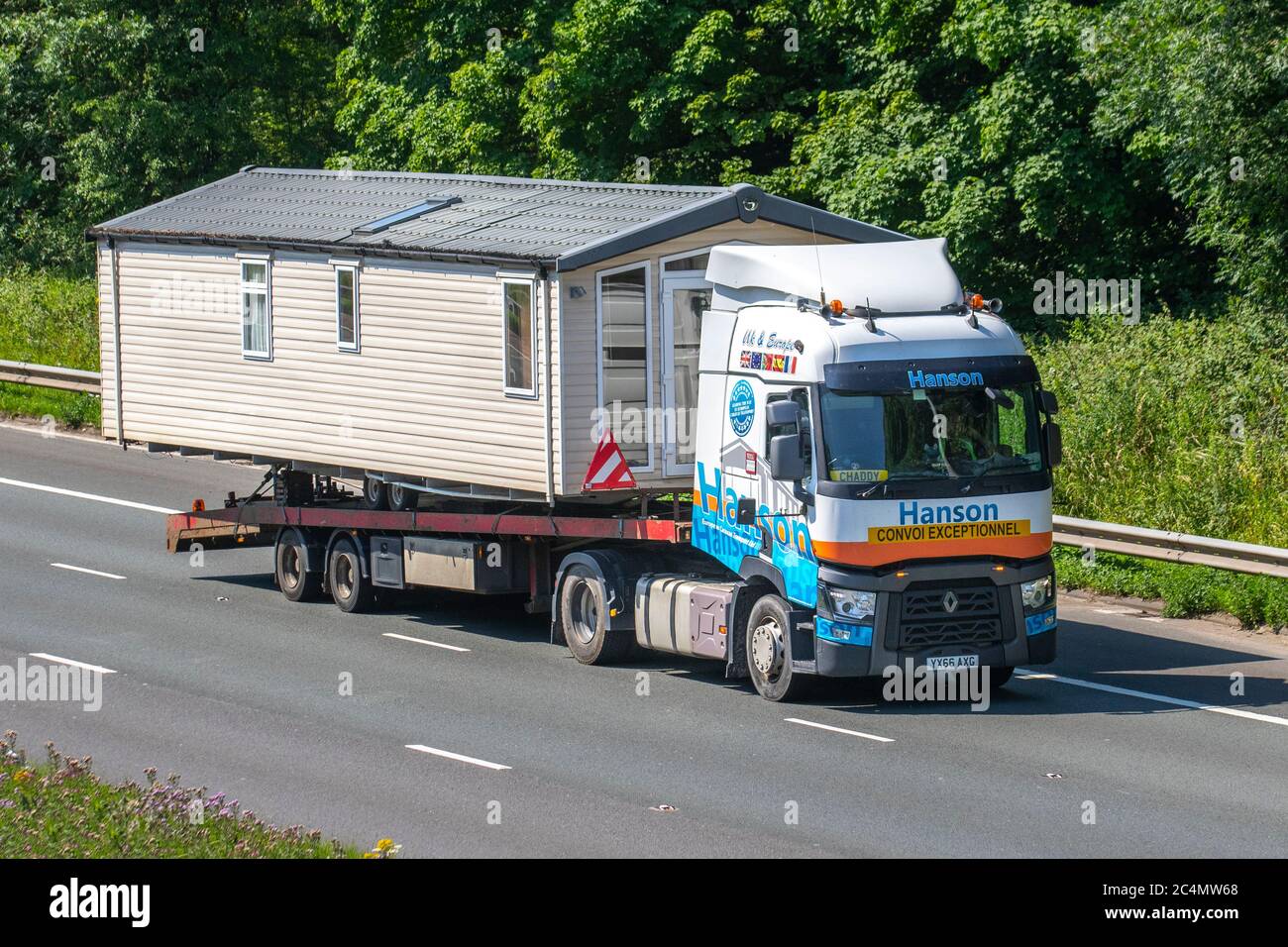 Convoi Exceptional; Hanson Haulage delivery trucks, lorry ...