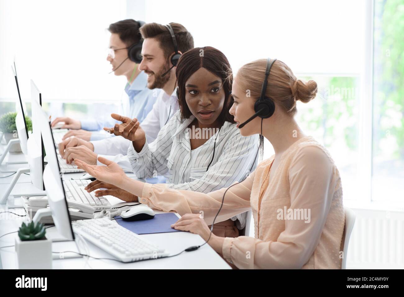 Computer it support workers hi-res stock photography and images - Alamy