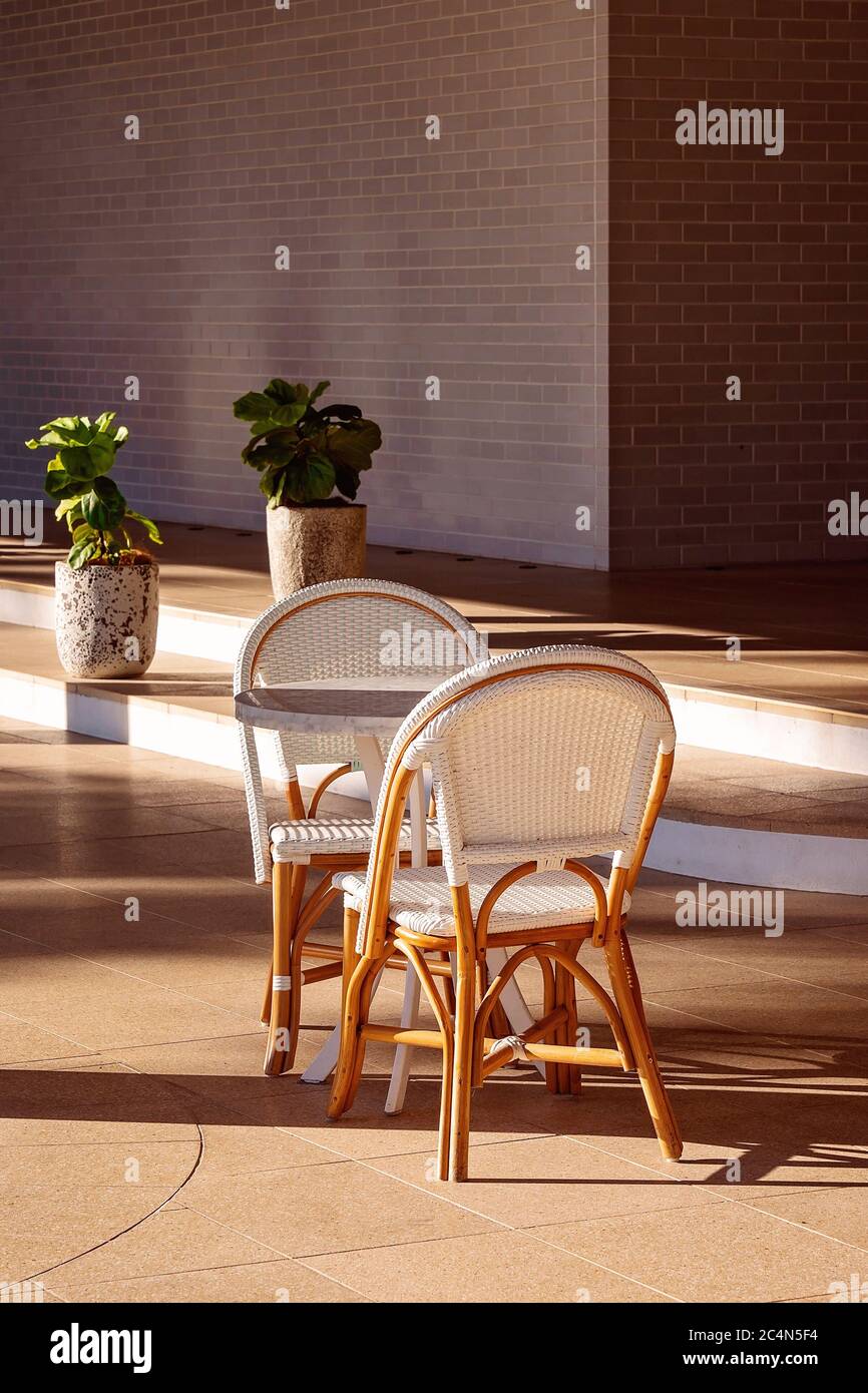 Hotel guests dining outside hi-res stock photography and images - Alamy