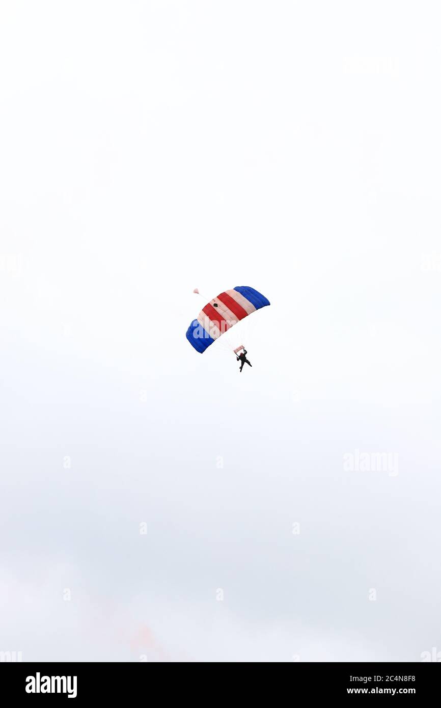 Raf skydiving parachute display team hi-res stock photography and ...