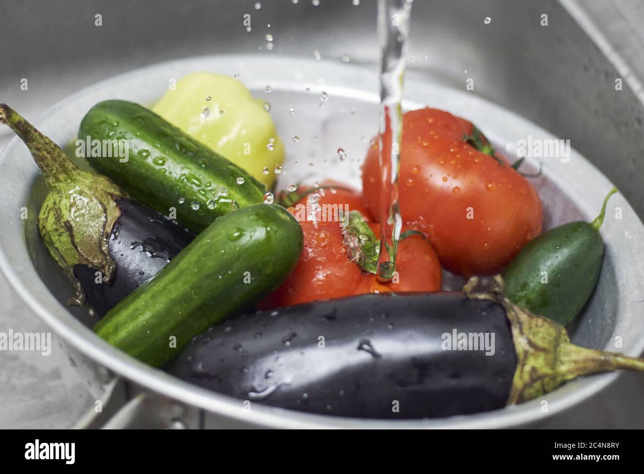 Tomato being rinsed hi-res stock photography and images - Alamy