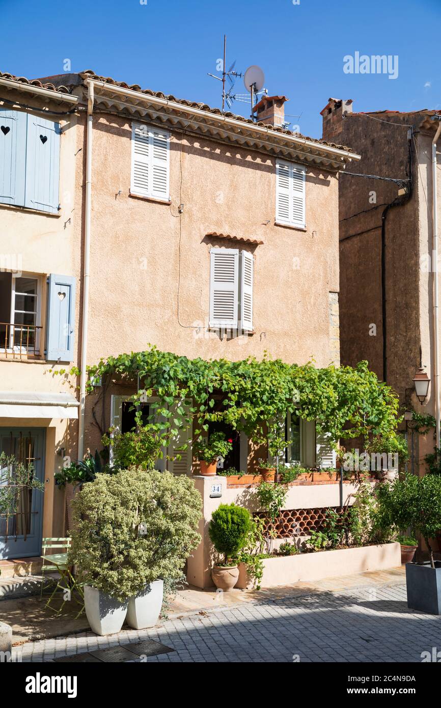 Pretty houses along Place du Lieutenant Isnard in Mougins, France Stock ...