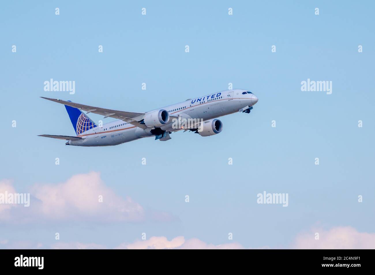 United airlines aircraft take off hi-res stock photography and images ...