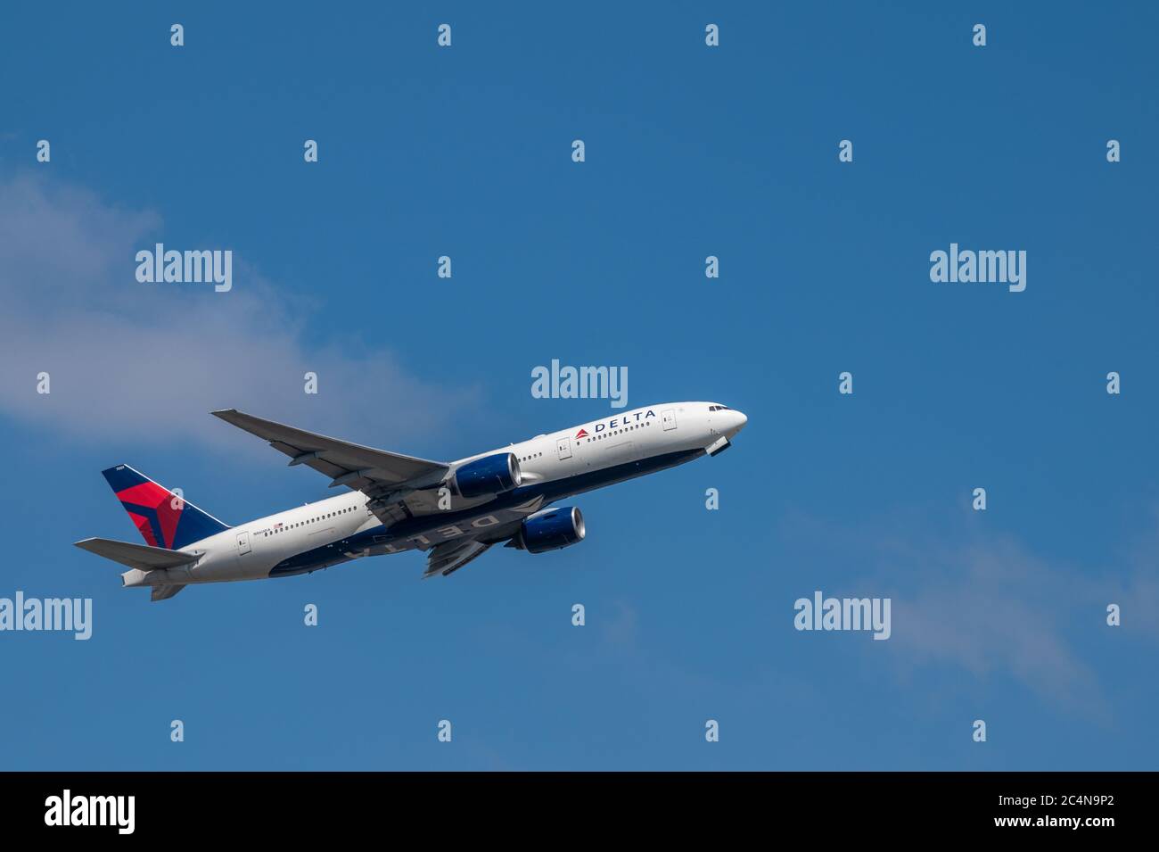Delta airlines boeing 777 hi-res stock photography and images - Alamy