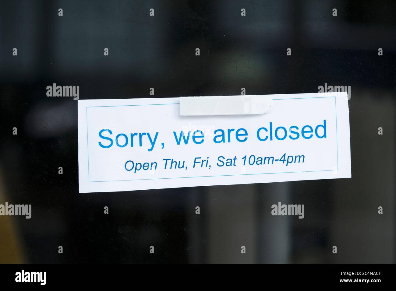 Closed shop business sign due to covid-19 Stock Photo - Alamy