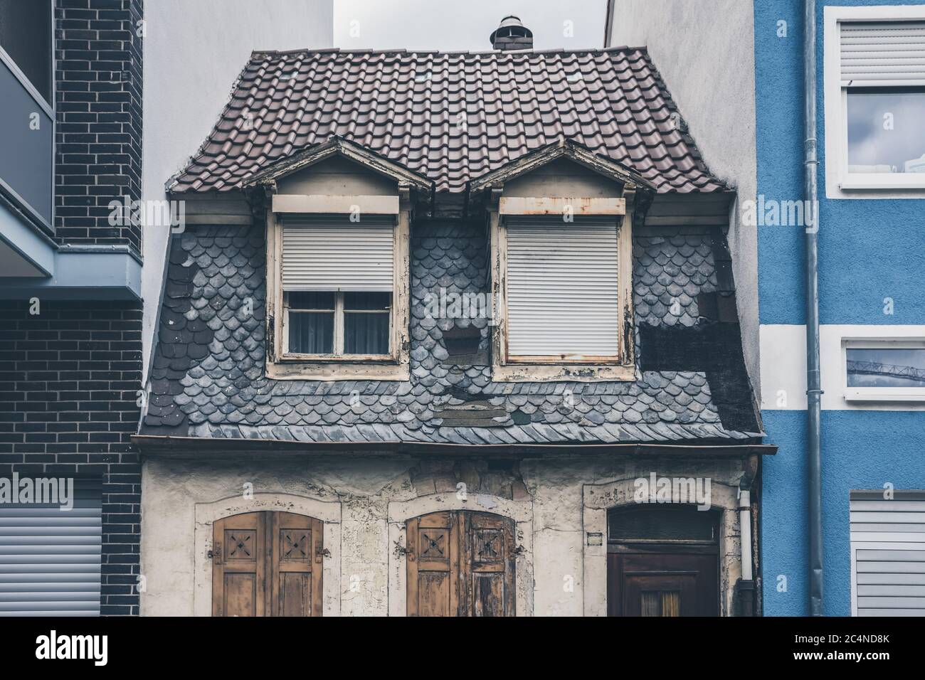 Aged building exterior between hi-res stock photography and images - Alamy