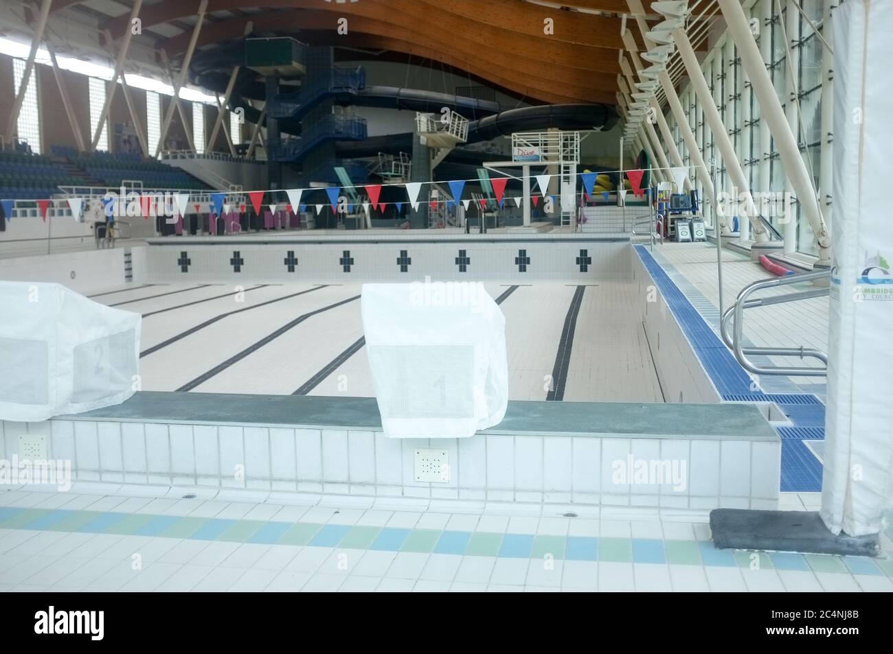 Swimming pool empty of water Stock Photo - Alamy