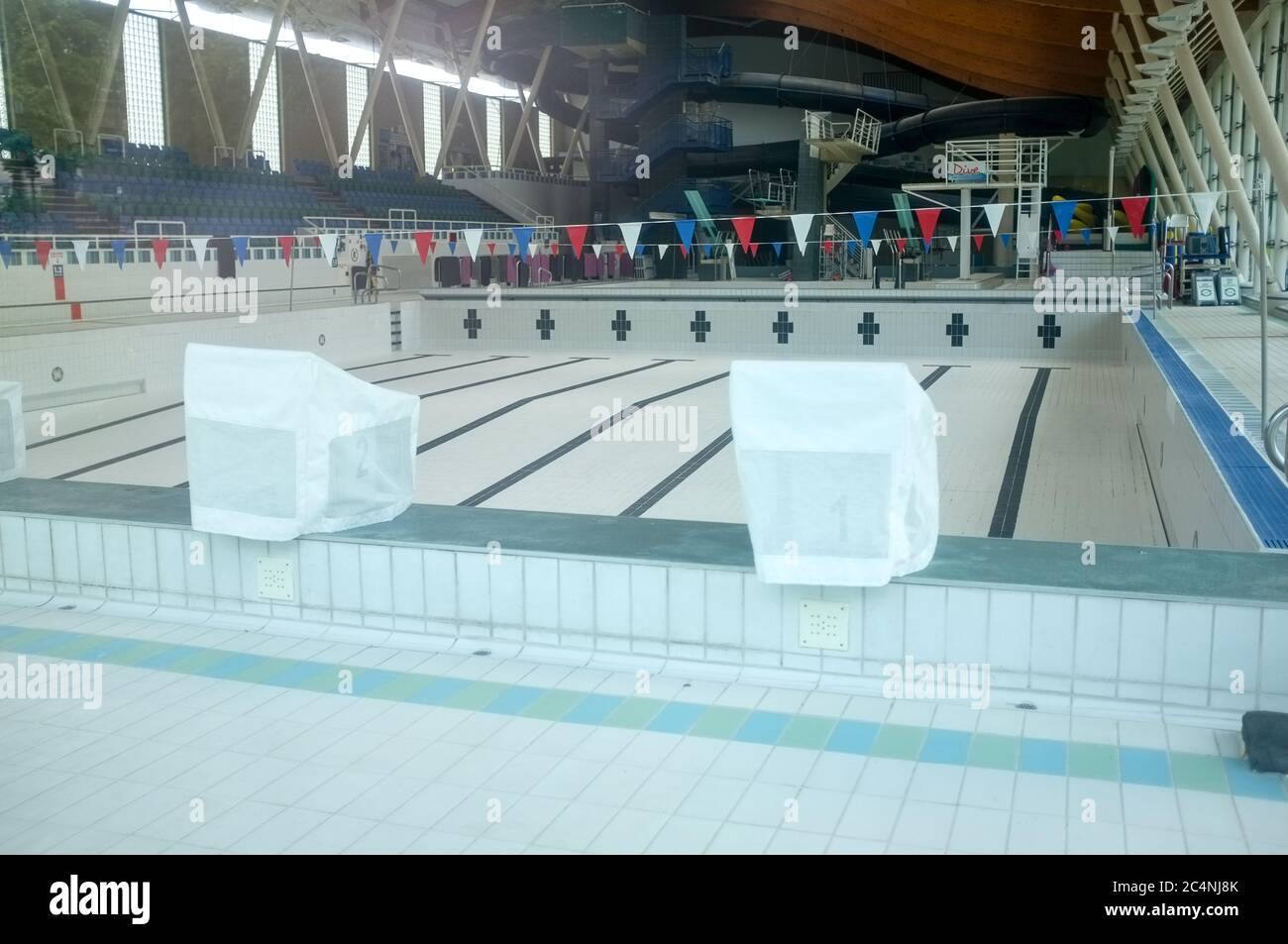 Swimming pool empty of water Stock Photo - Alamy