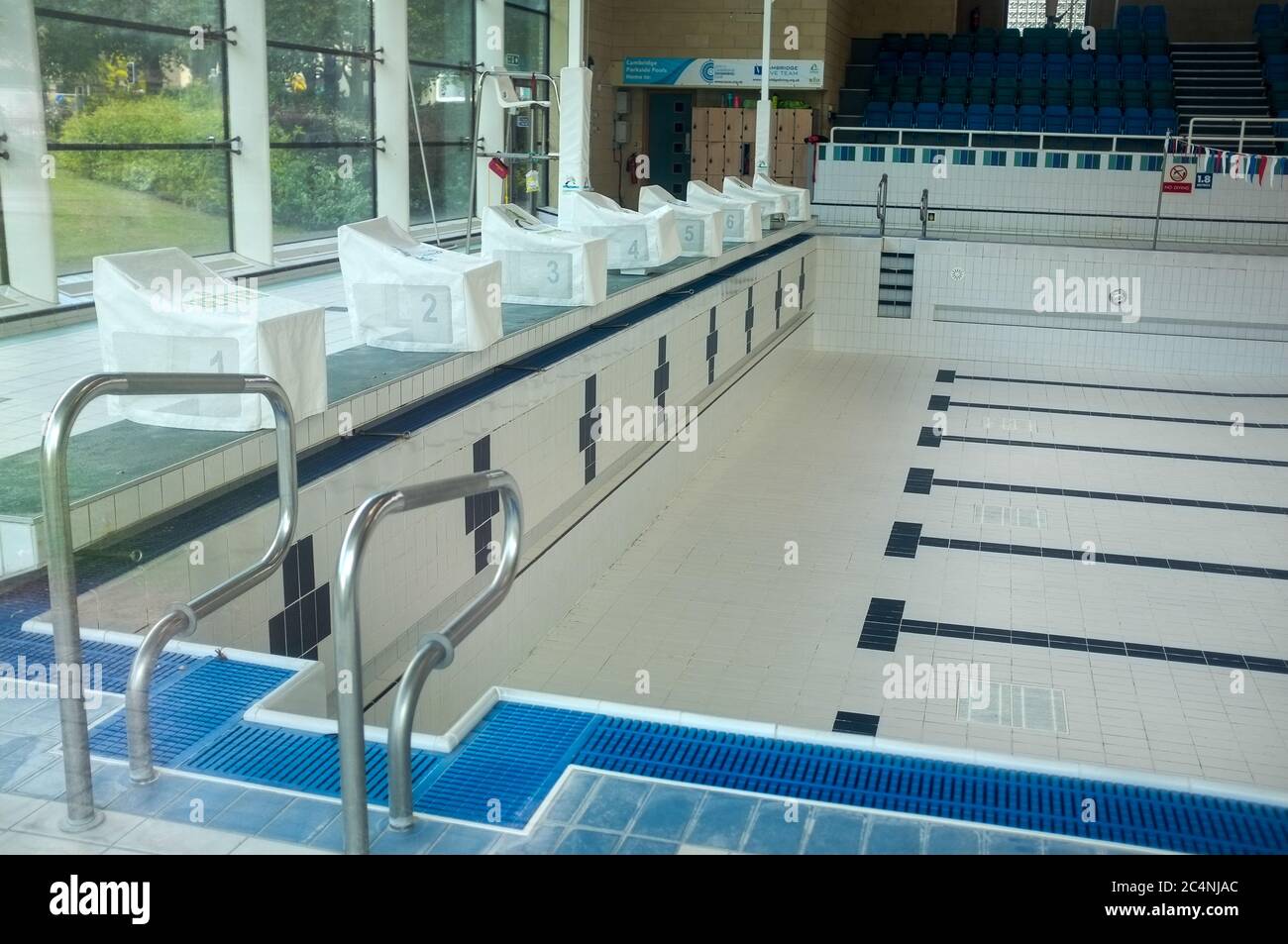 Swimming pool empty of water Stock Photo - Alamy