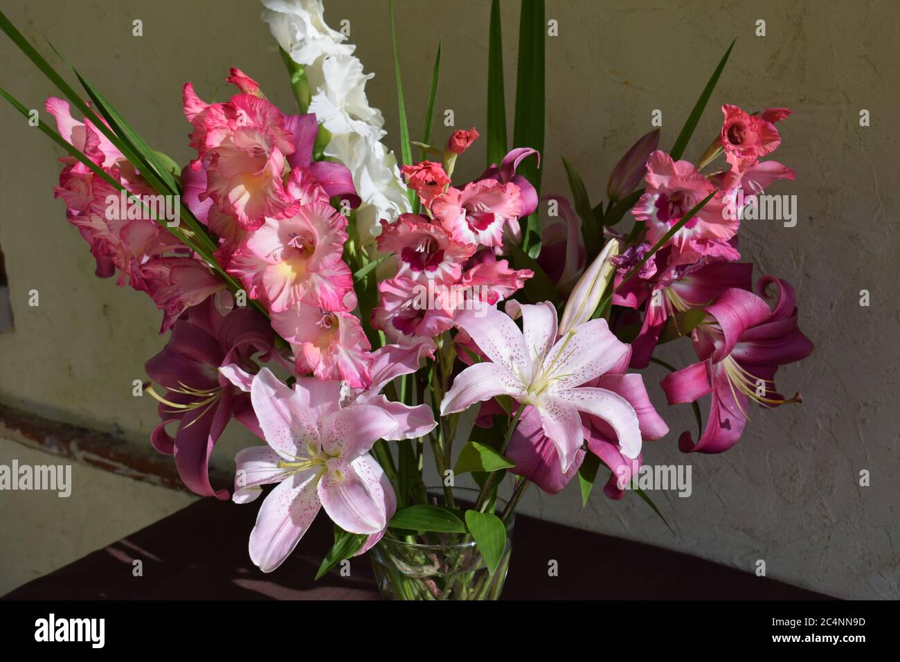 Bouquet de lys roses Stock Photo - Alamy