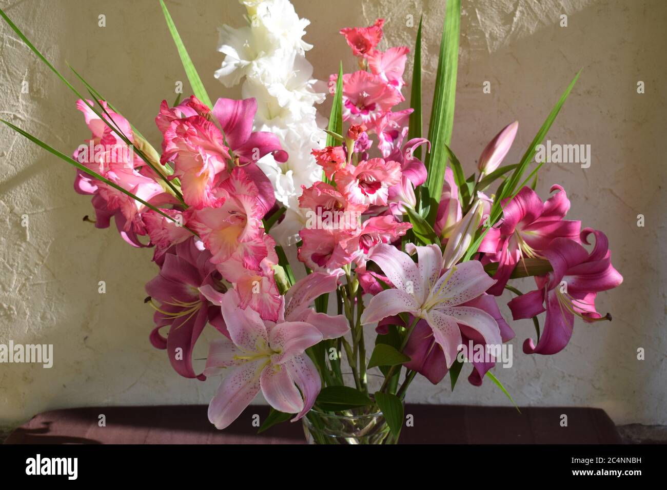 Bouquet de lys roses Stock Photo - Alamy