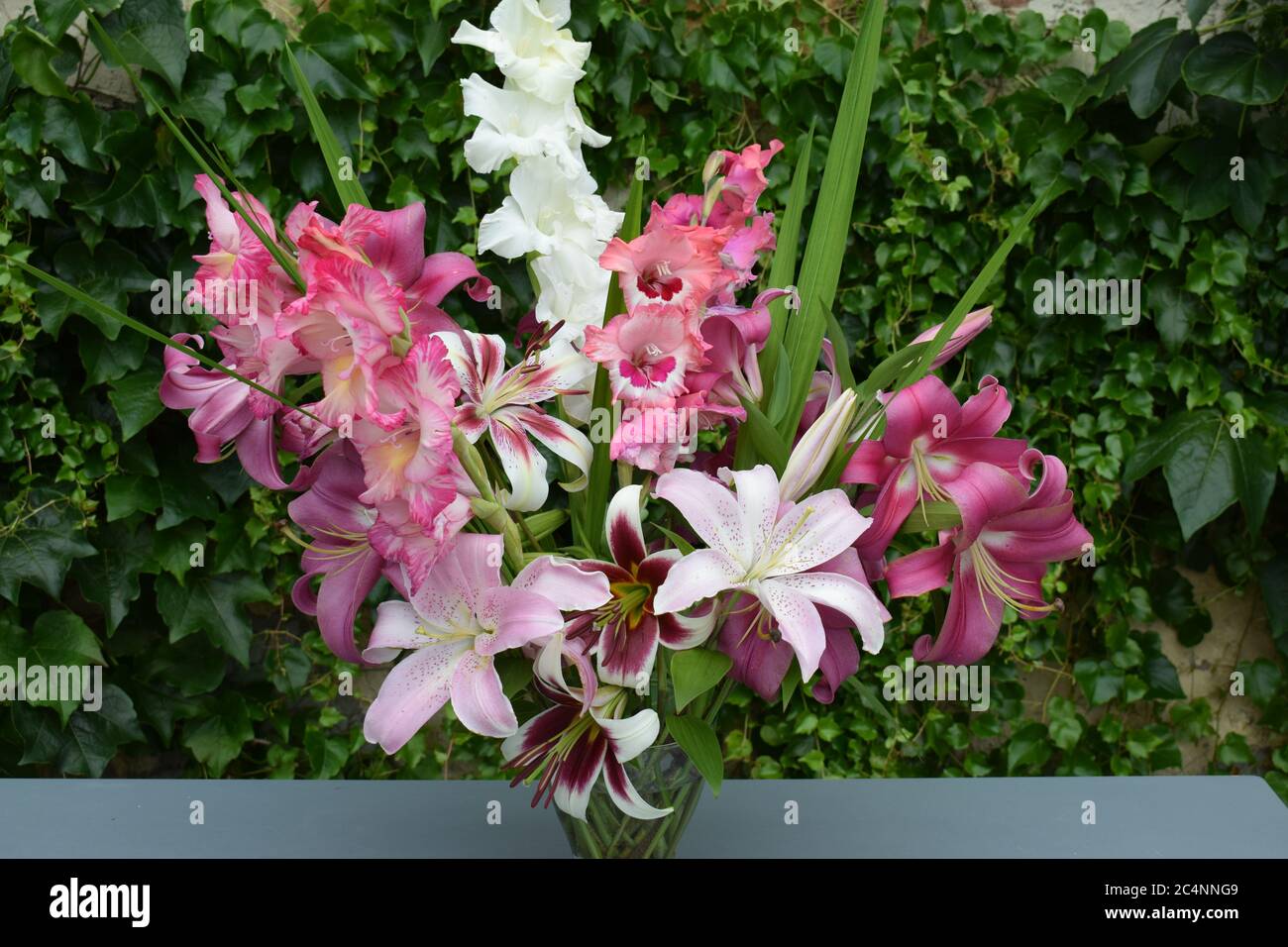 Bouquet de lys roses Stock Photo - Alamy