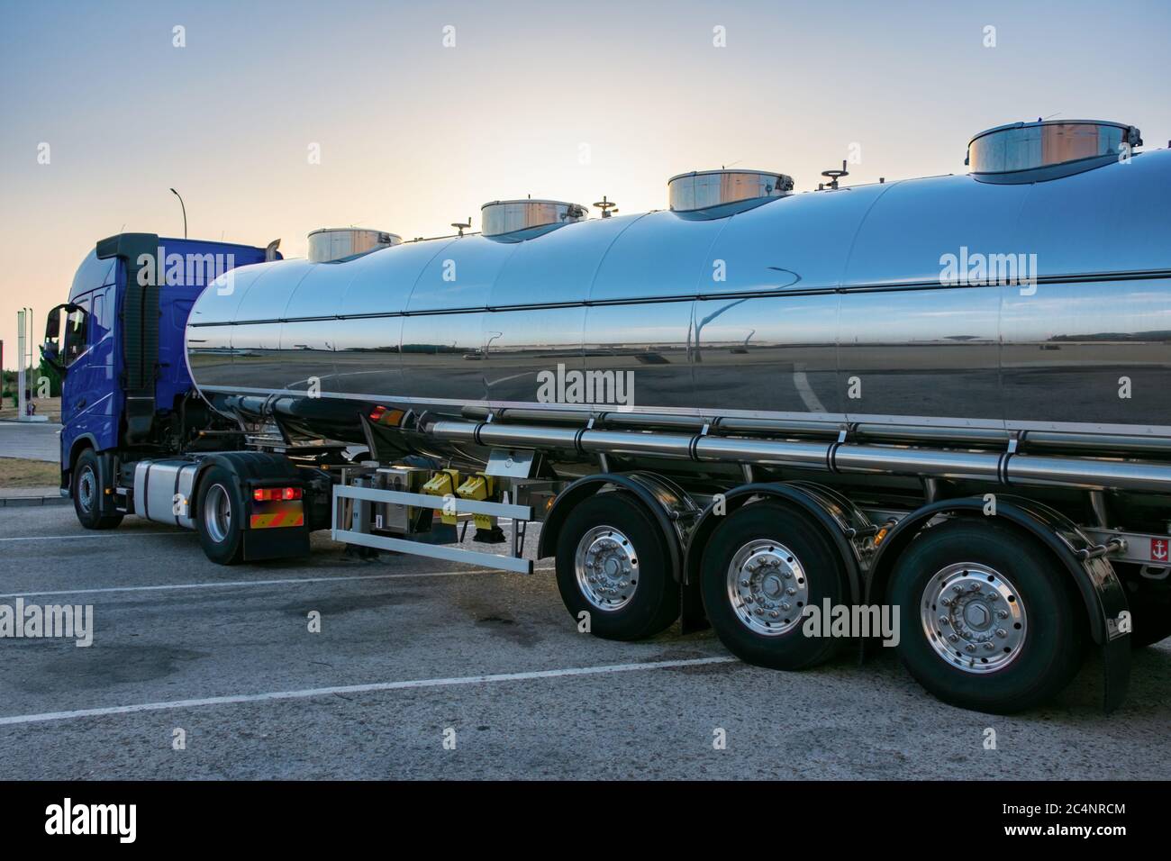 Isothermal tank truck for the transport of liquids that require ...