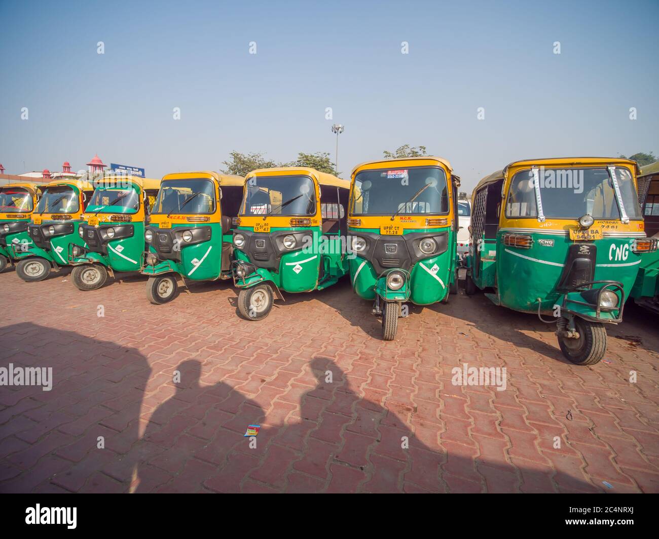 Rickshaws mumbai hi-res stock photography and images - Alamy