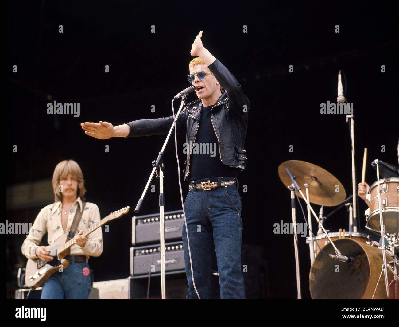 Digital underground performing hi-res stock photography and images - Alamy