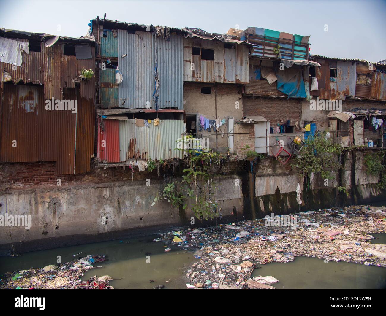 Dharavi slum railway hi-res stock photography and images - Alamy