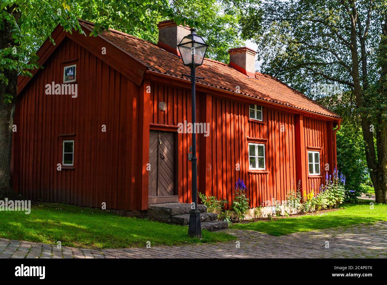 Old red cottage hi-res stock photography and images - Alamy