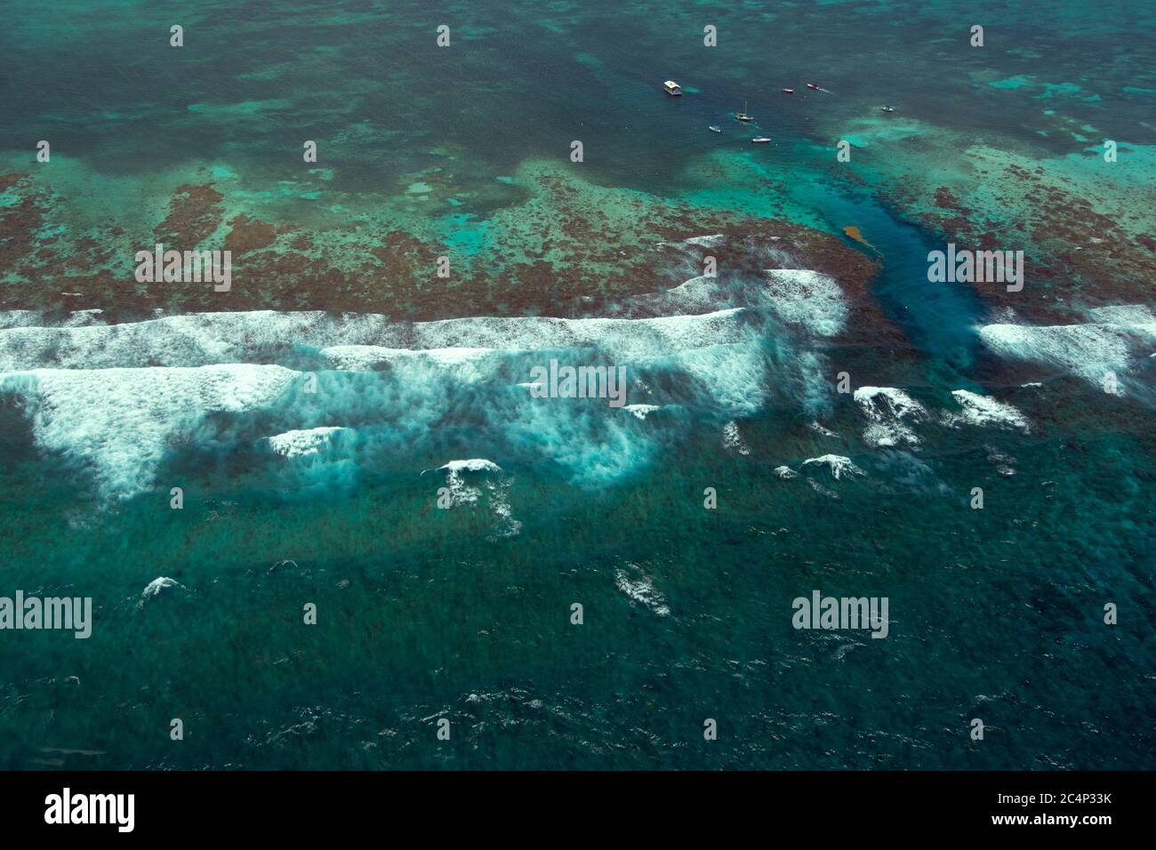 Shipwreck in a channel, Lighthouse Reef Atoll, Belize, Mar do Caribe ...
