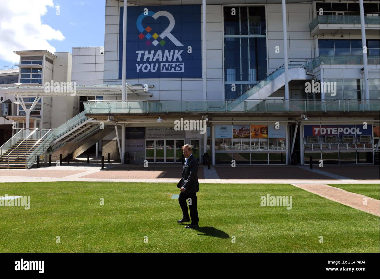 Commentator Derek Thompson on way to commentary position in the grand ...