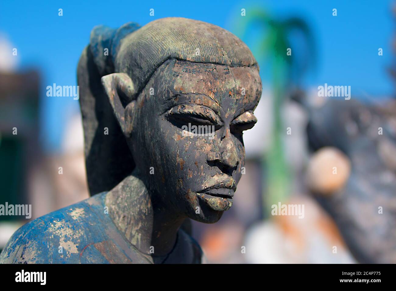 African woman statue hi-res stock photography and images - Alamy