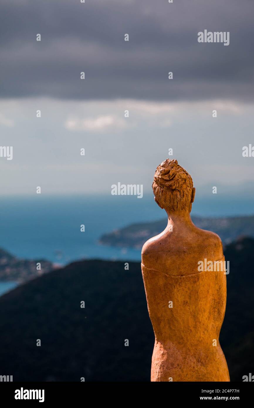 Woman looking statue hi-res stock photography and images - Alamy