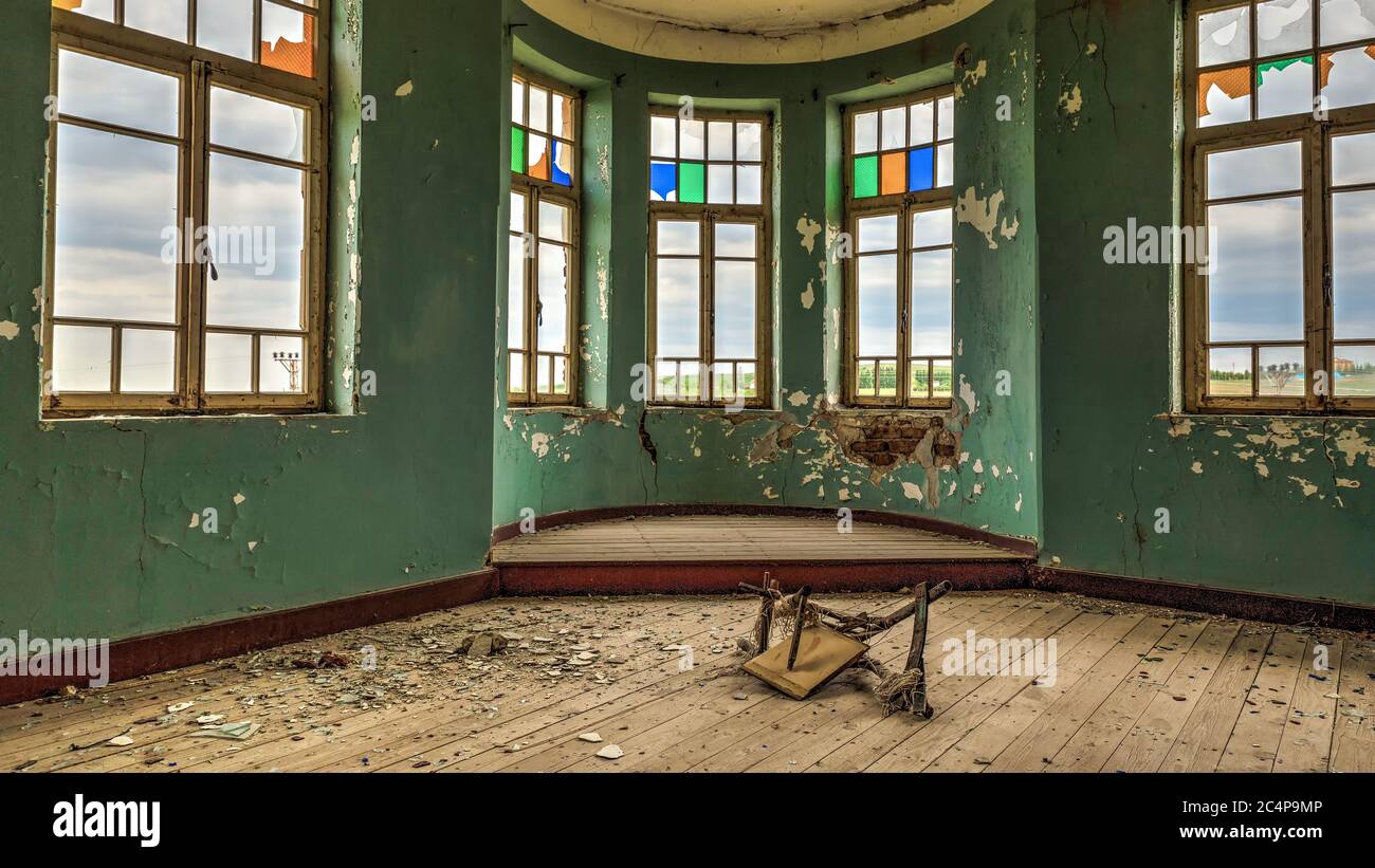 An abandoned old house almost ready to collapse Stock Photo - Alamy