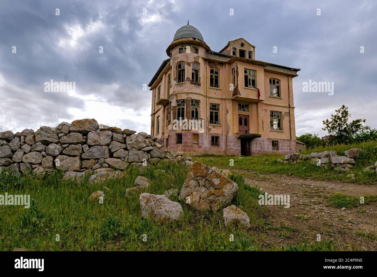 An abandoned old house almost ready to collapse Stock Photo - Alamy