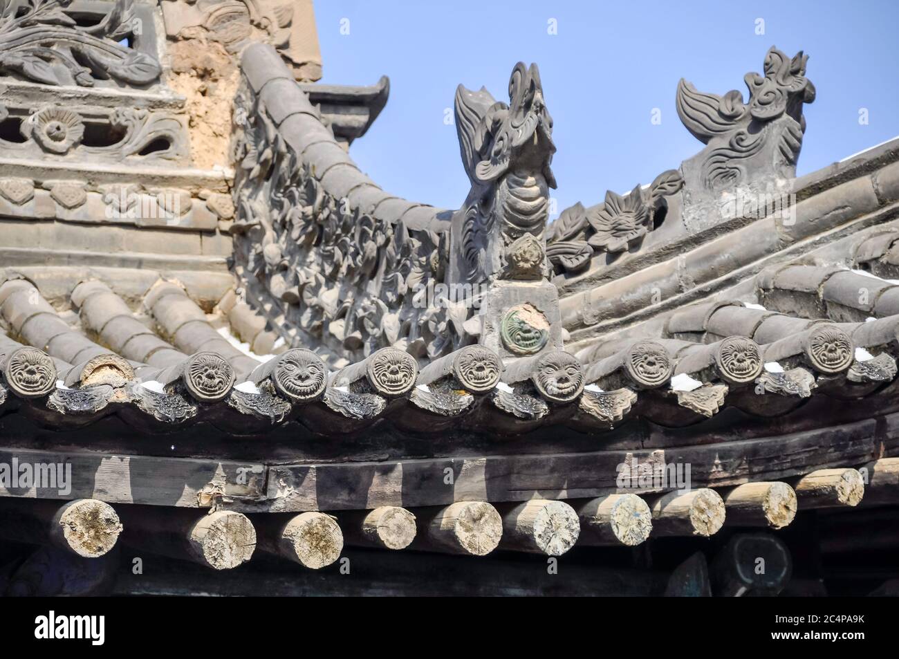 China tiles ancient house building hi-res stock photography and images ...