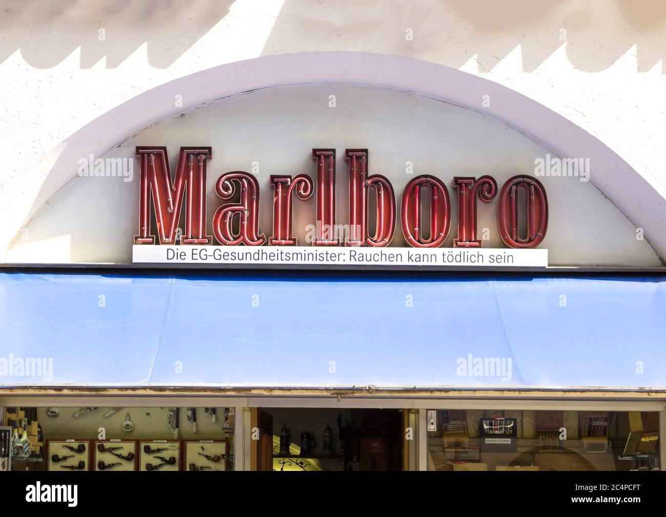 Marlboro cigarettes store hi-res stock photography and images - Alamy