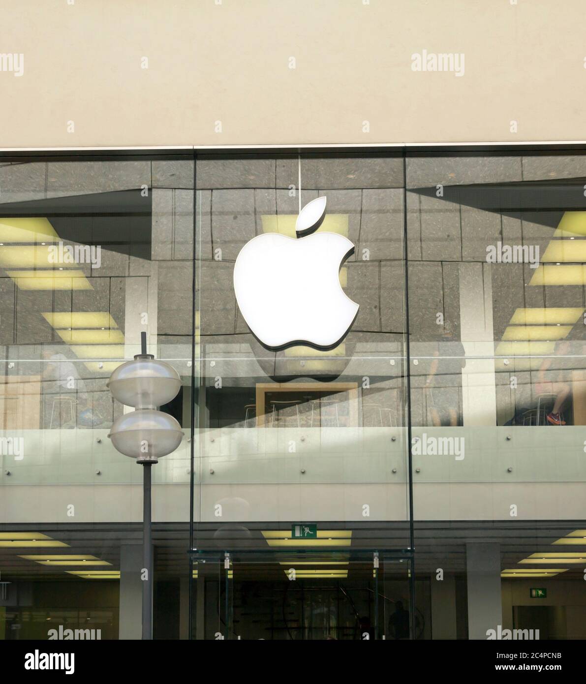 Sells mobile phones hi-res stock photography and images - Alamy