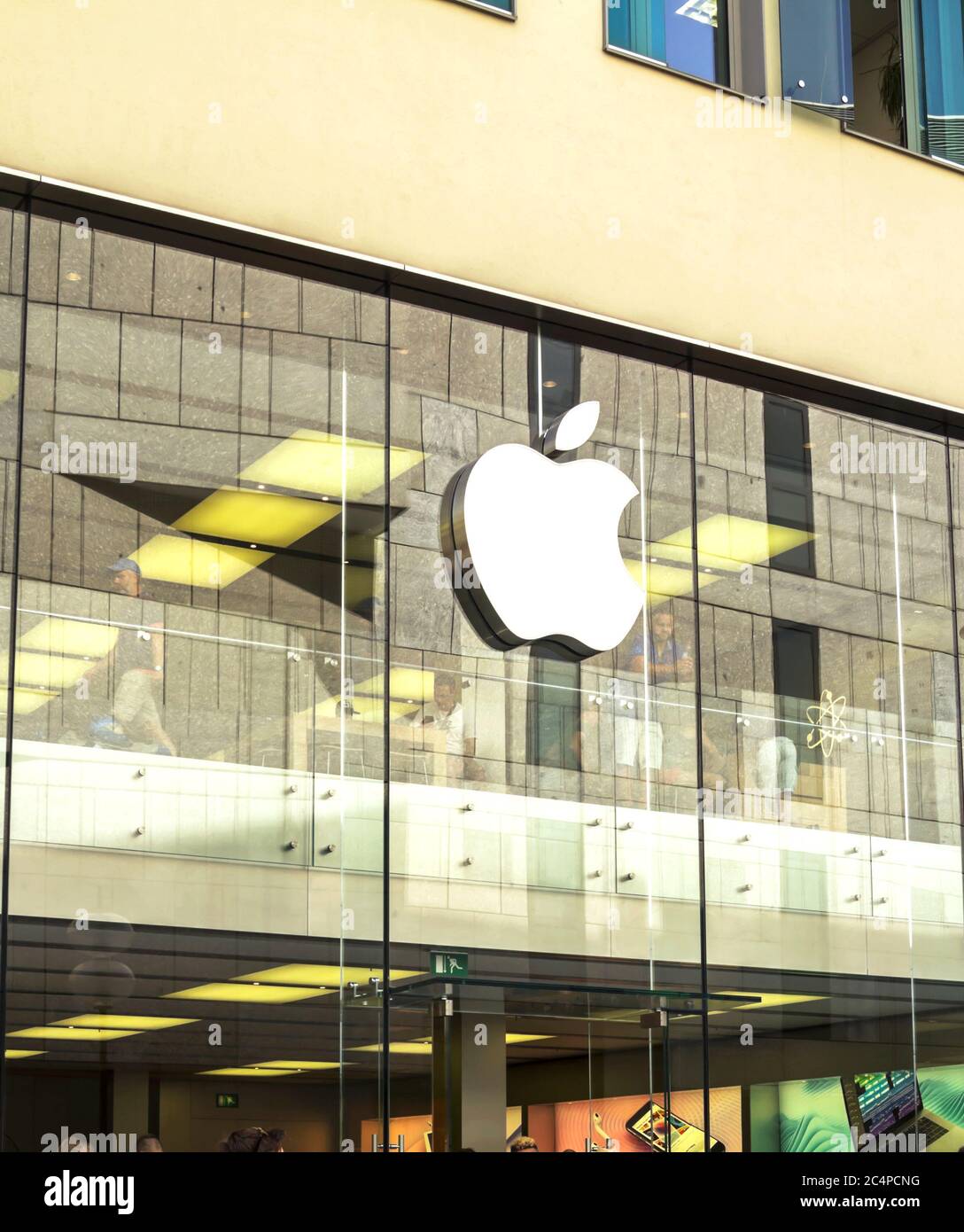 Apple devices imac hi-res stock photography and images - Alamy