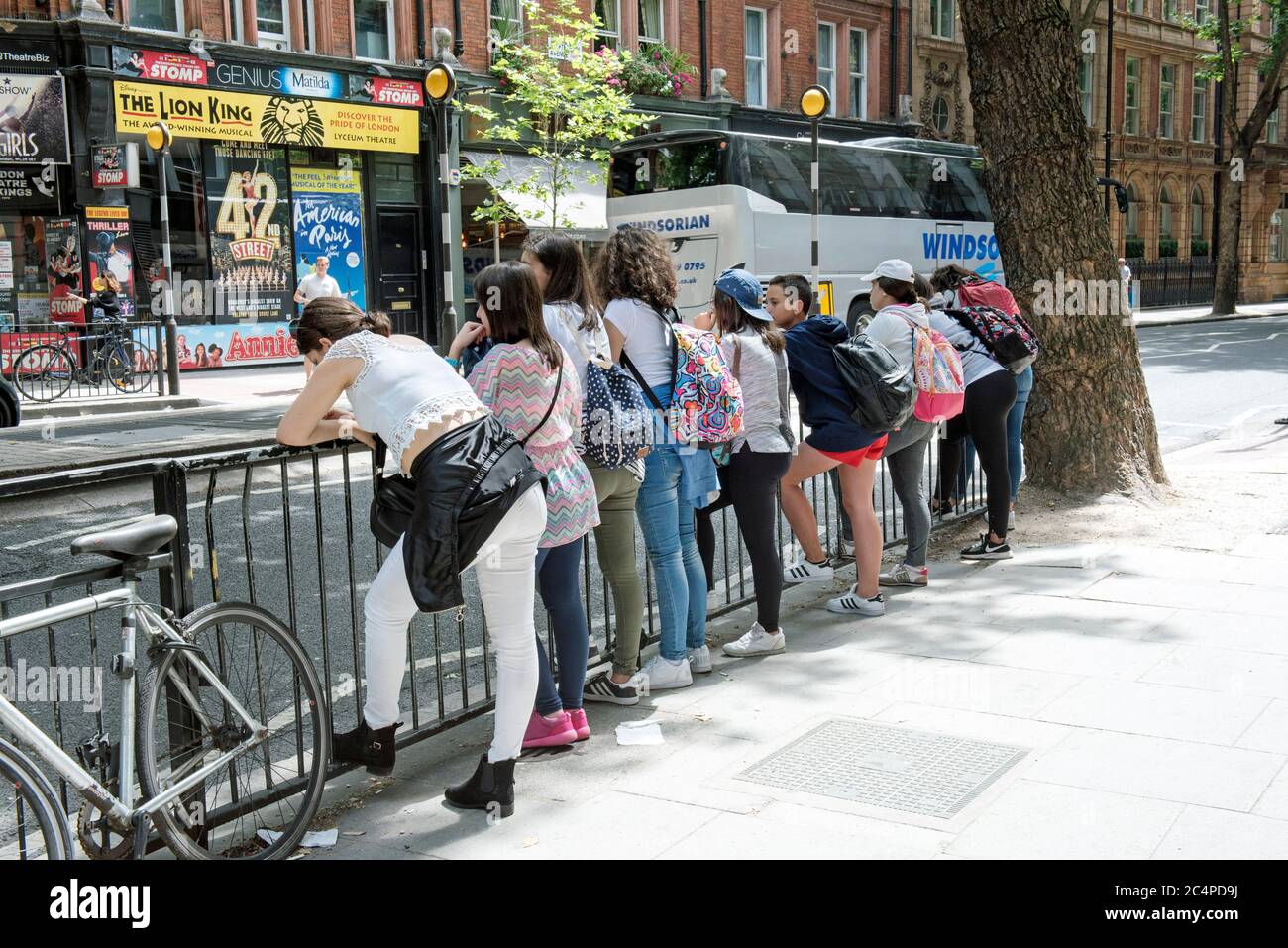 Leaning over railing hi-res stock photography and images - Alamy