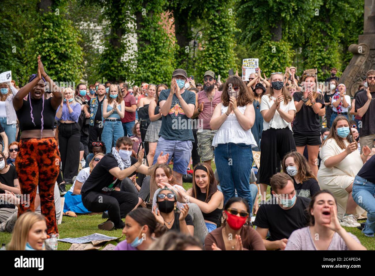 Crowd clapping and cheering hi-res stock photography and images - Alamy