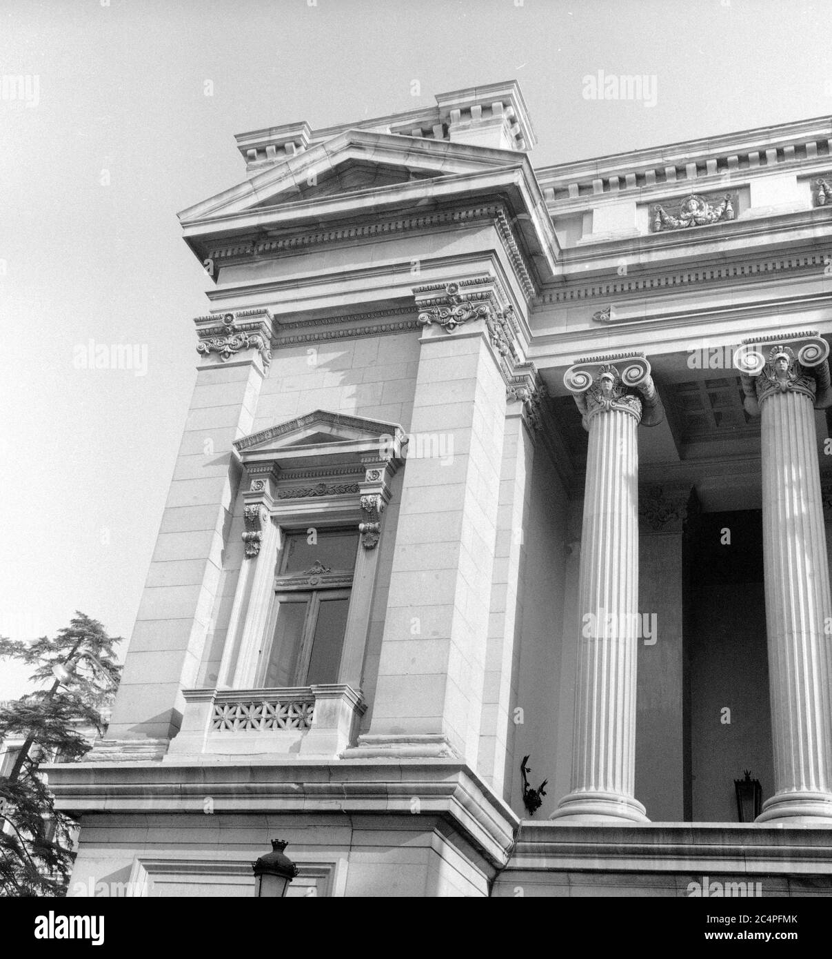 EXTERIOR - DETALLE DE LA FACHADA PRINCIPAL DEL CASON DEL BUEN RETIRO ...