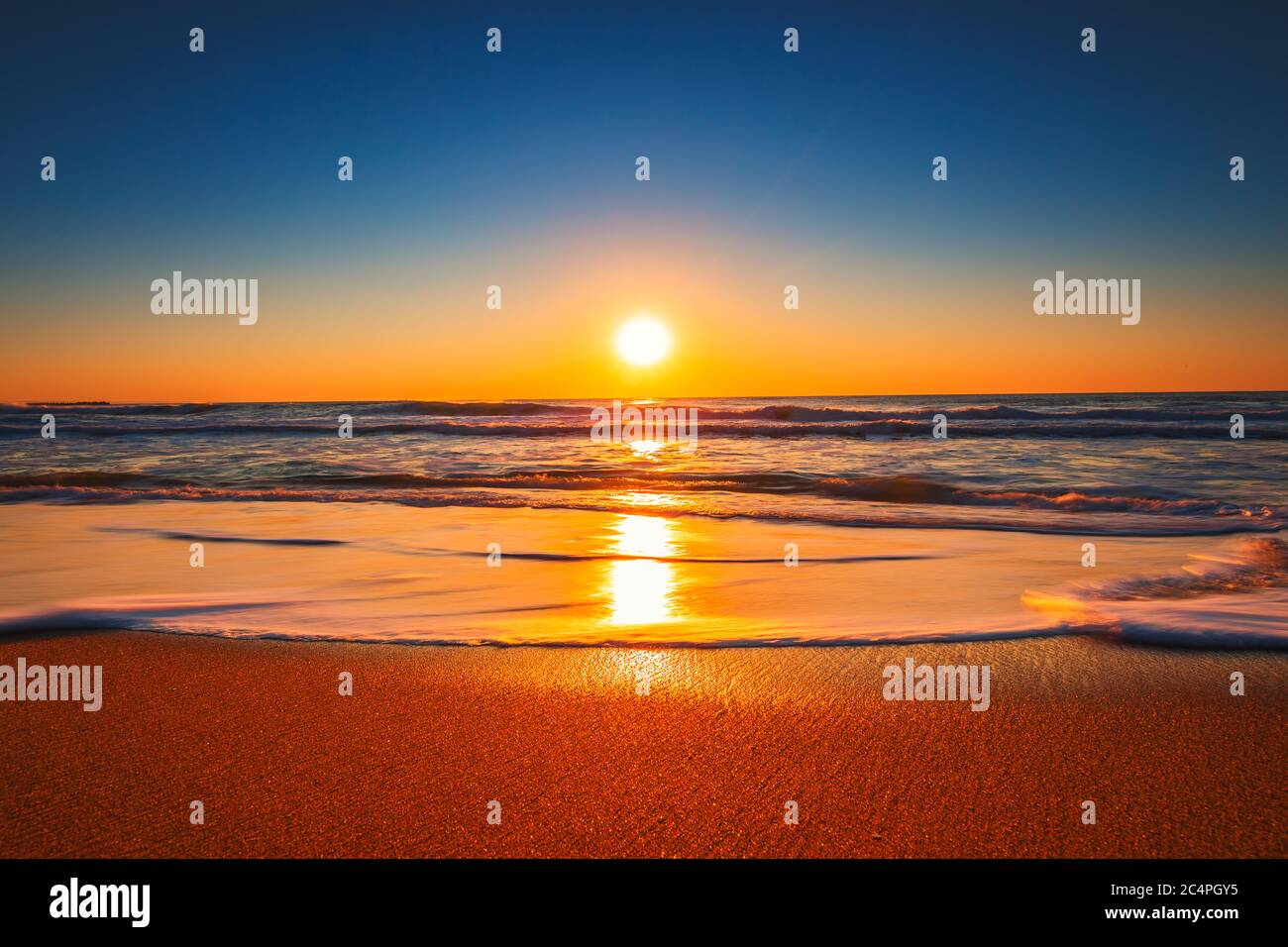 Rising sun beach hi-res stock photography and images - Alamy