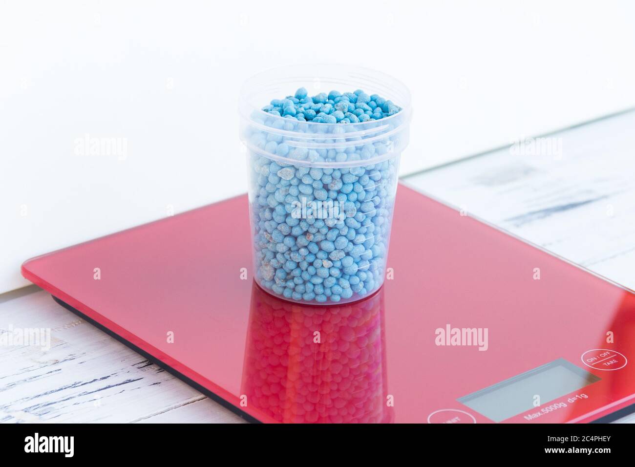 Red scales hi-res stock photography and images - Alamy