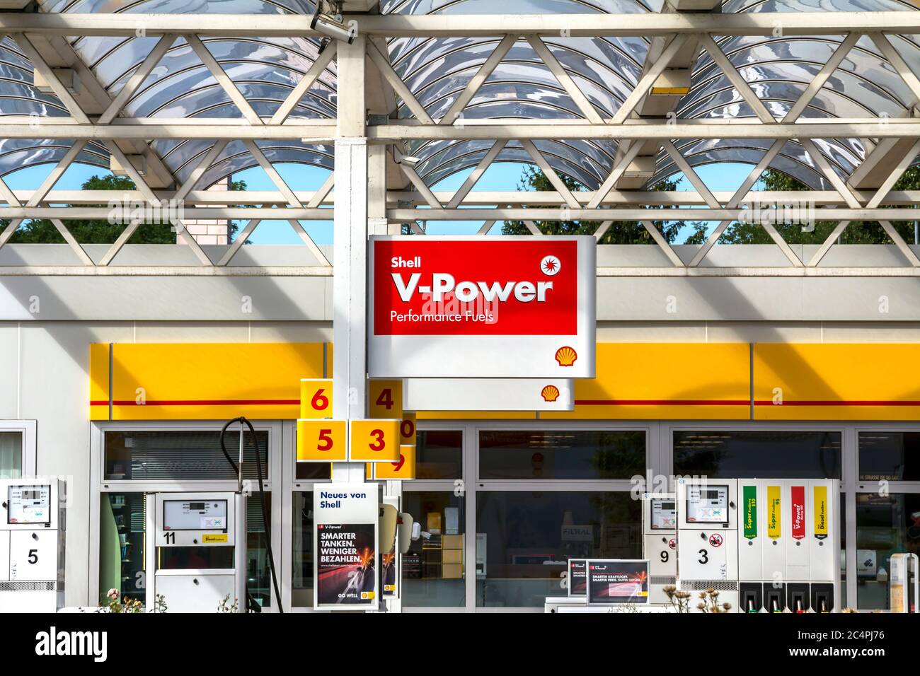 Shell gasoline station sign price gallon hi-res stock photography and ...