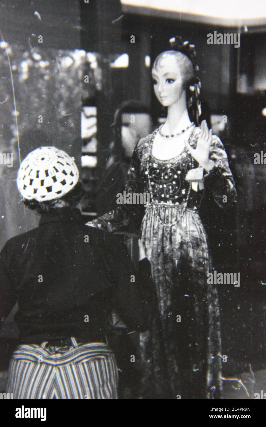 Fine 70s vintage black and white lifestyle photography of a mannequin ...