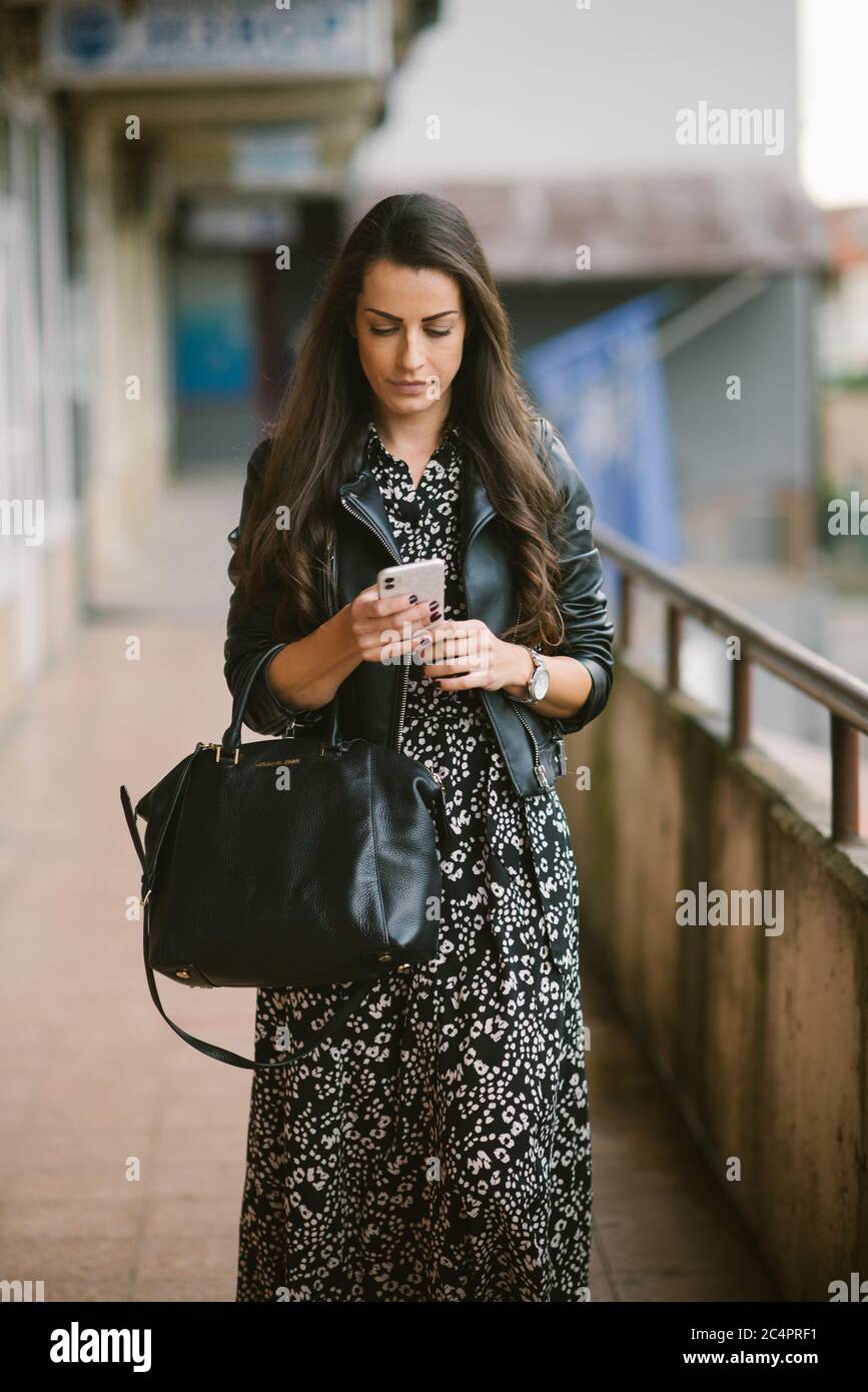 Woman wearing sunglasses phone walking hi-res stock photography and ...