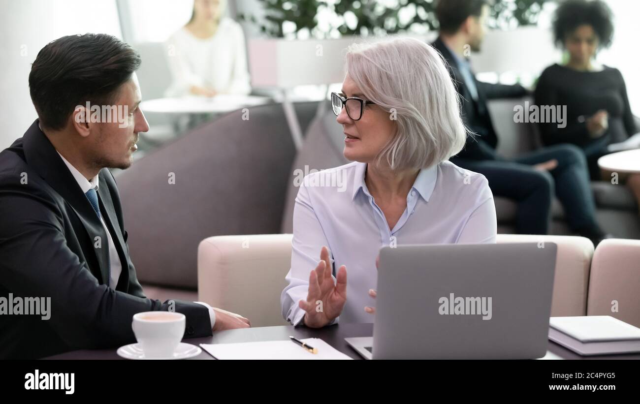Explaining businesspeople hi-res stock photography and images - Alamy