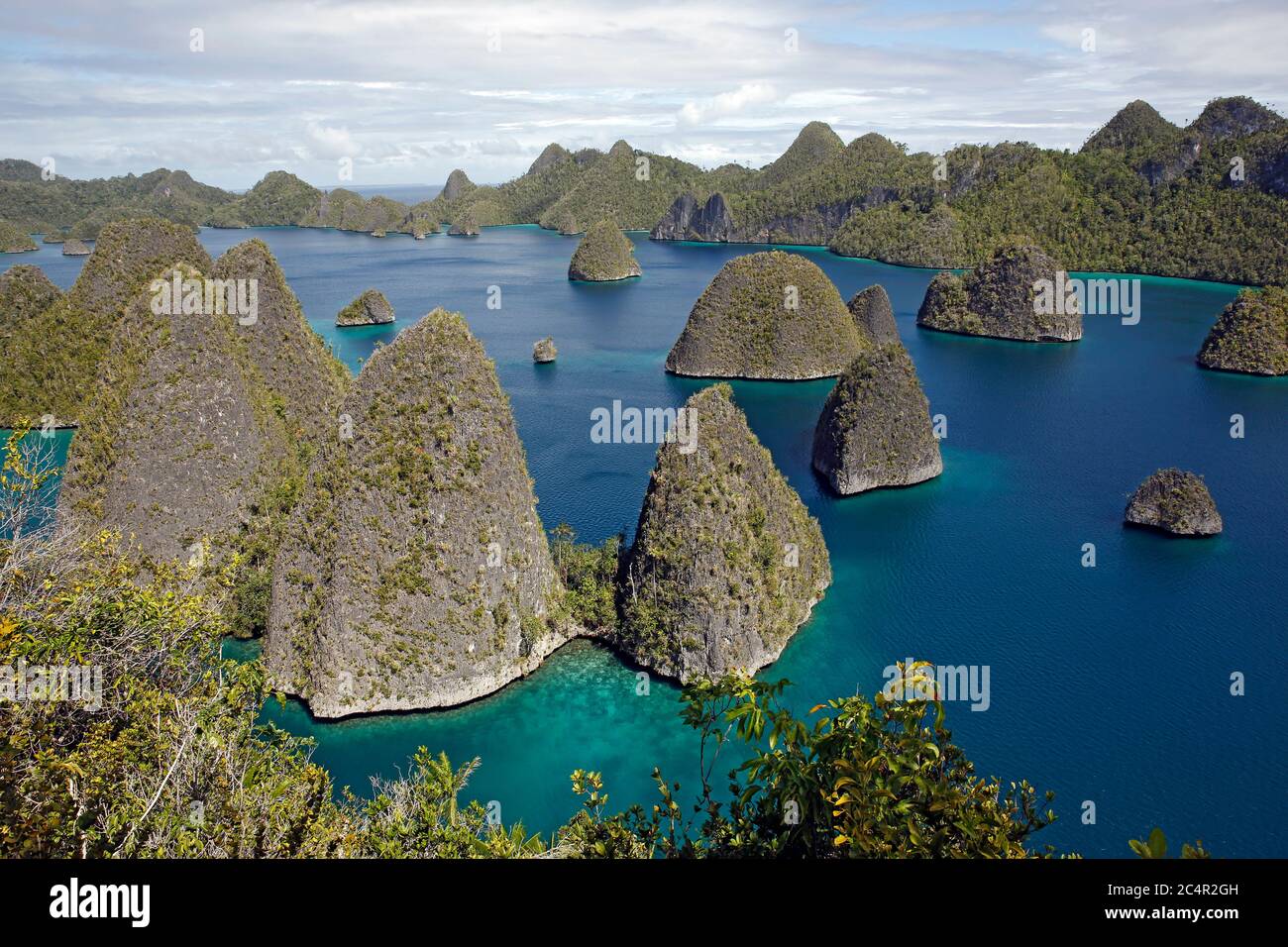 Raja ampat, indonesia karst hi-res stock photography and images - Alamy