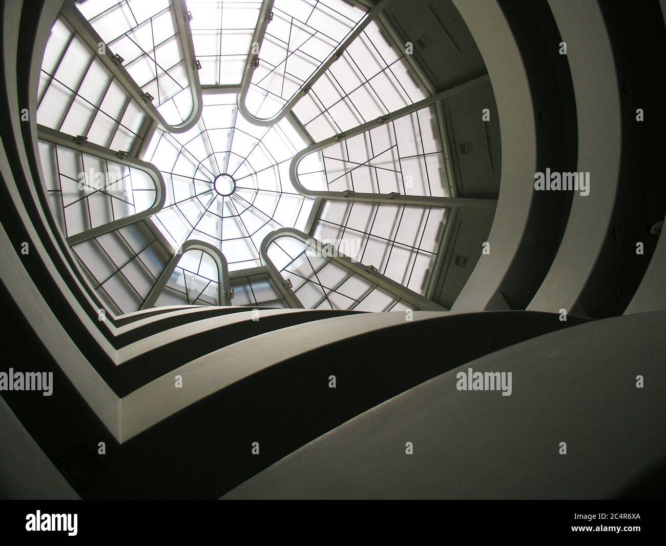 Spiral ramp at guggenheim museum hi-res stock photography and images ...