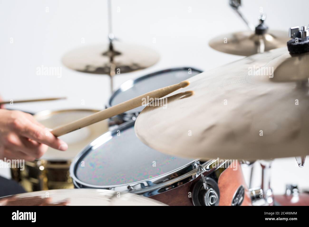 Close up of hands of male drummer holdning drumsticks sitting and ...