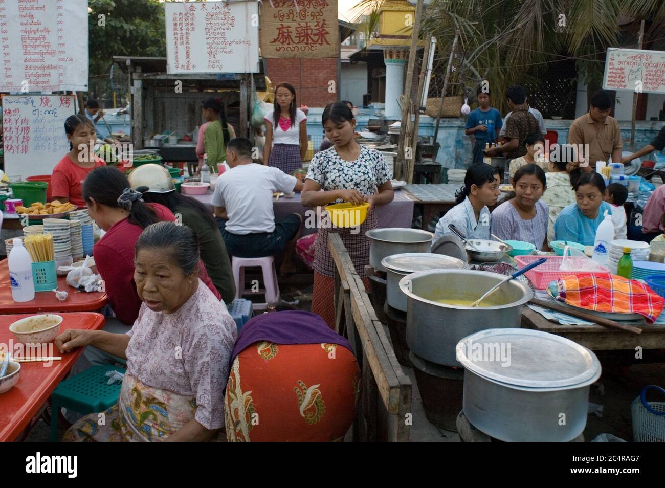 Chinese food stalls in the night market at the junction between 34th ...