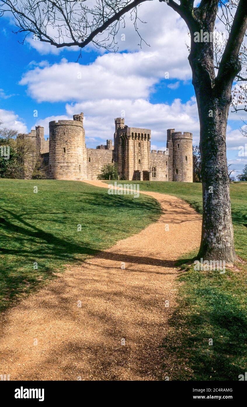 English castle hi-res stock photography and images - Alamy