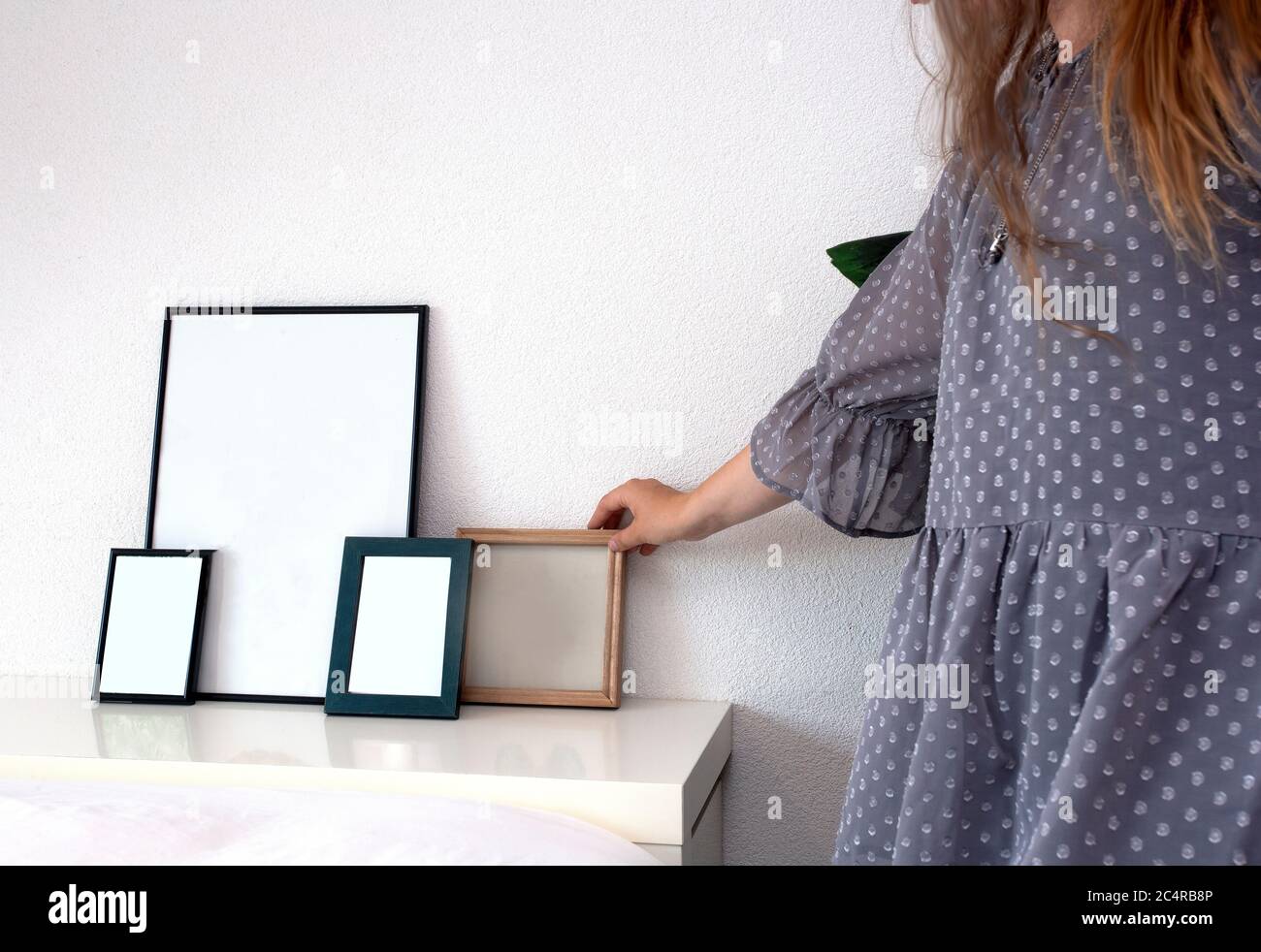 Woman holding empty picture frame hi-res stock photography and images ...