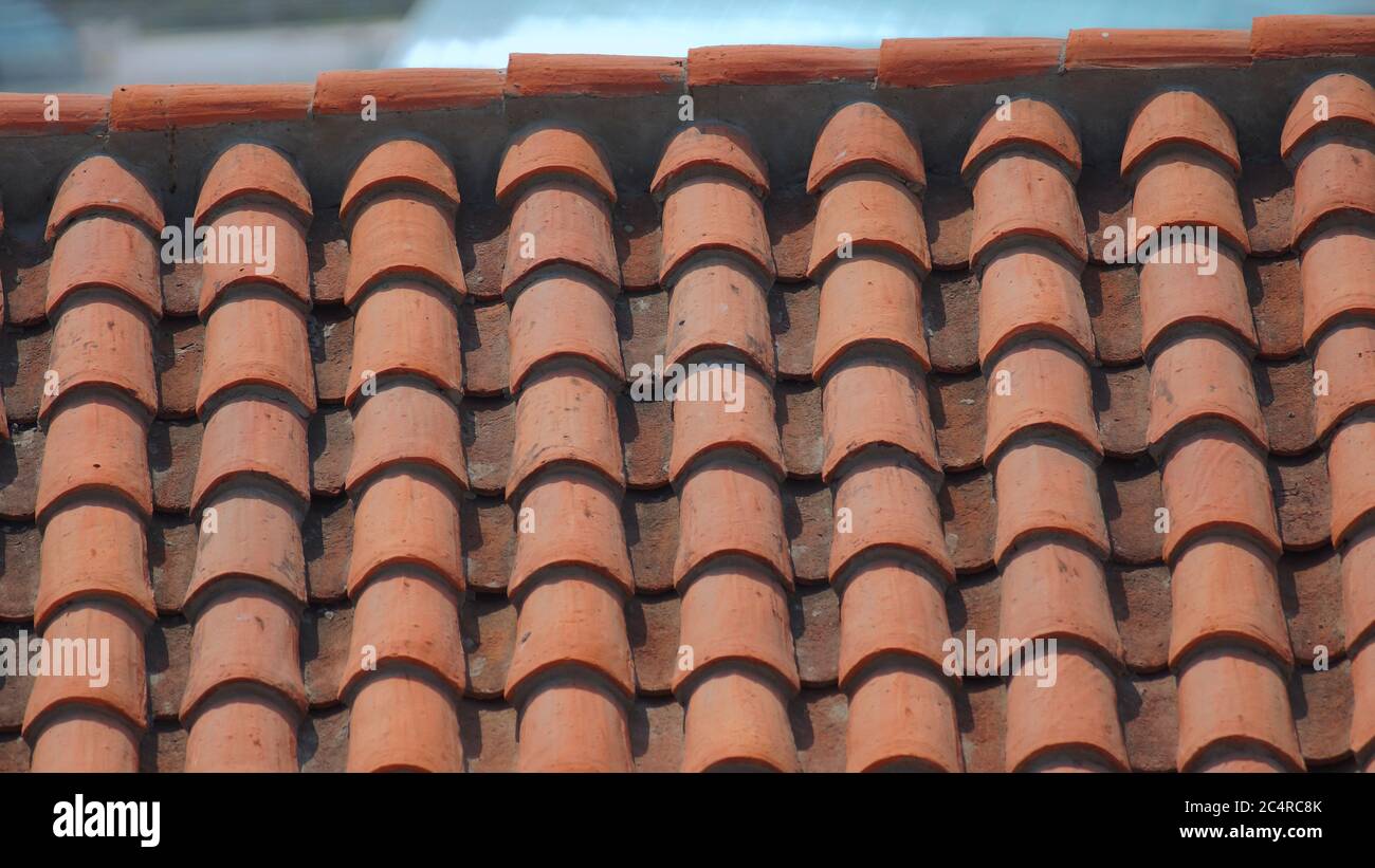 Texture clay tile roof. Red pattern background Stock Photo - Alamy