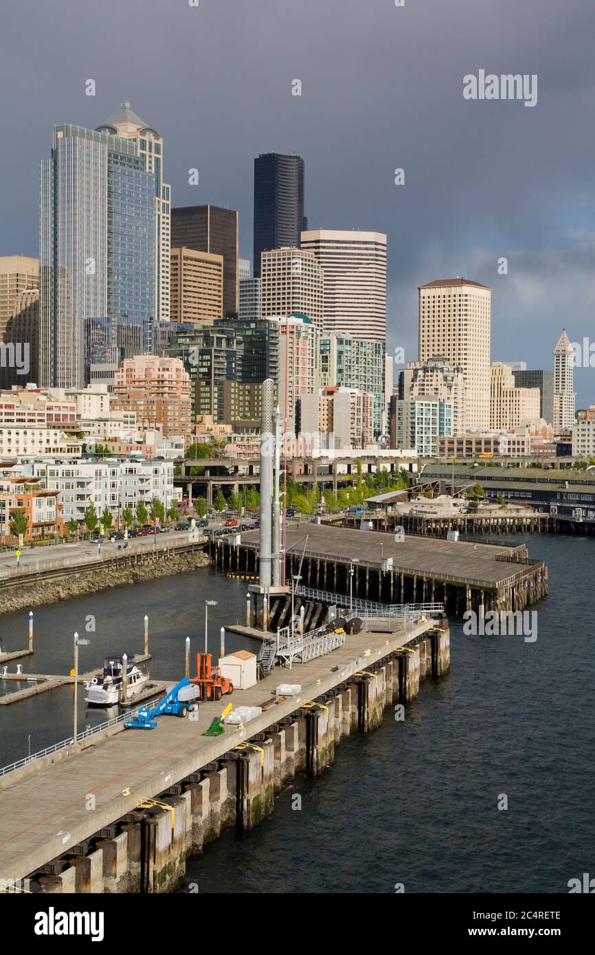 Seattle skyline & Bell Harbor Marina, Washington State, USA, North ...